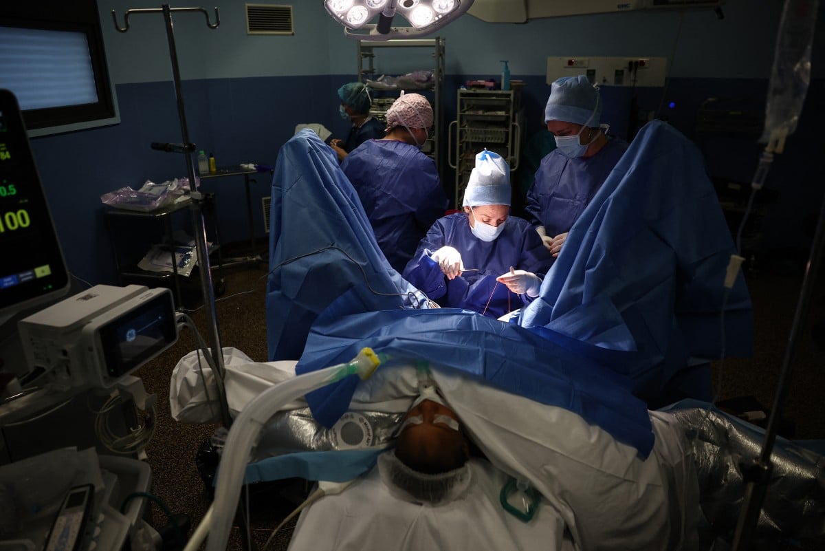 𝐇𝐄𝐀𝐋𝐓𝐇 - 𝐄𝐗𝐂𝐈𝐒𝐈𝐎𝐍: 𝐀𝐭 𝐌𝐨𝐧𝐭𝐫𝐞𝐮𝐢𝐥 𝐡𝐨𝐬𝐩𝐢𝐭𝐚𝐥, 𝐚 𝐩𝐢𝐥𝐨𝐭 𝐬𝐢𝐭𝐞 𝐭𝐨 “𝐫𝐞𝐩𝐚𝐢𝐫 ...